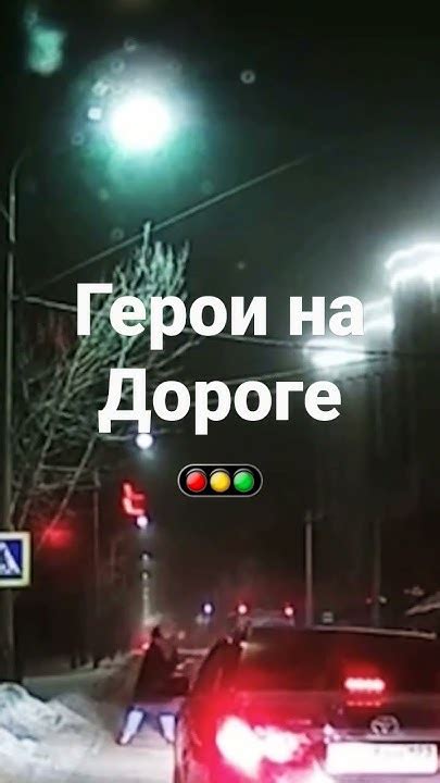 Девушка вовремя схватила мальчика за рюкзак и спасла его жизнь Youtube