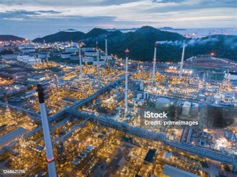 고해상도 이미지 황혼 시간 촬영 원유 및 석유 화학 석유 정제 공장의 정유 저장 탱크 위의 공중 비행 동남 아시아의 석유 및 가스 정유 공장의 산업 배경 0명에 대한 스톡