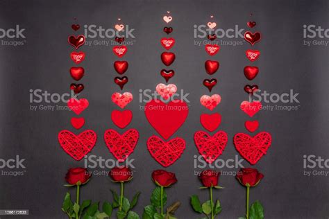 검은 색의 붉은 색의 신선한 장미 꽃 장식 하트와 과자 텍스트 나는 당신을 사랑 창조적 인 구성 사랑 로맨스 발렌타인 데이 컨셉 플랫 레이 상단 보기 14에 대한 스톡 사진