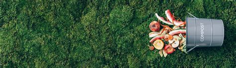 지속 가능하고 폐기물이 없는 생활 퇴비 냄비를 재활용하는 야채 폐기물 맨 위 보기입니다 공간을 복사합니다 녹색 잔디 이끼 배경에 퇴비 빈에 야채를 껍질을 벗긴 재활용 주방