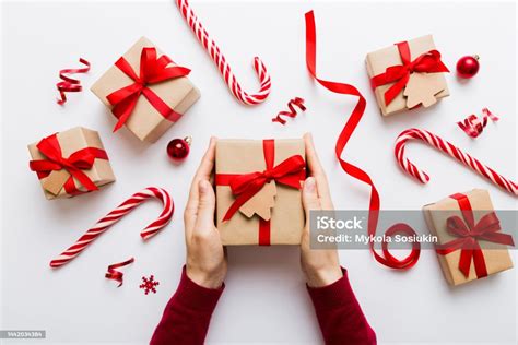 선물 상자를 들고 휴일 탑 뷰 크리스마스와 새해 개념을 위한 깜짝 선물을 준비하는 여자 손 겨울에 대한 스톡 사진 및 기타 이미지 Istock