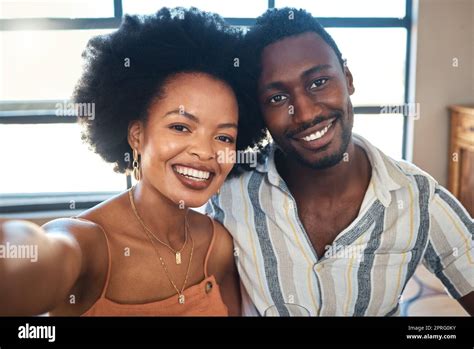Ein Paar Leute Eine Schwarze Frau Und Ein Mann In Einem Selfie