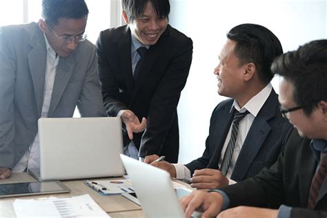 비즈니스 자문 회사 재무 보고서를 분석입니다 전문 투자자 대차 대조표 성명에 대해입니다 공동 작업 팀과 함께 시작 프로젝트에서 작업 하는 사업가 비즈니스 회의 사무실에서