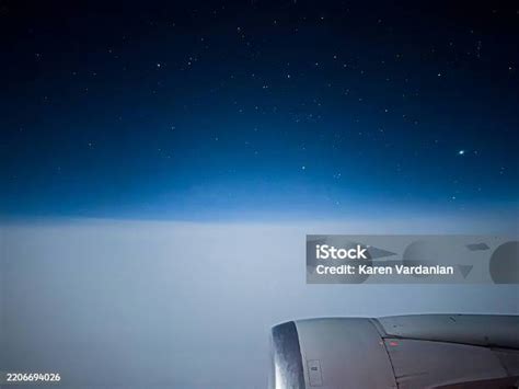 비행기 엔진과 비행 중 푸른 하늘에 밝은 별이 빛나는 별이 빛나는 별이 빛나는 하늘 0명에 대한 스톡 사진 및 기타 이미지 0명 공항 과학 Istock