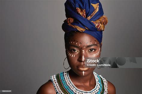 전통적인 아프리카 복장을 입은 아름다운 젊은 여성의 스튜디오 샷 여자에 대한 스톡 사진 및 기타 이미지 여자 전통 남아프리카공화국 Istock