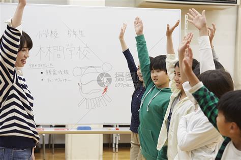 小学生课堂上举手回答问题高清图片下载 正版图片502098872 摄图网
