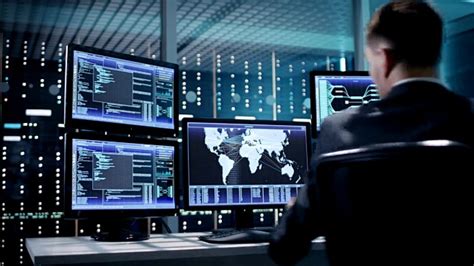 在具有多个显示器的工作站上工作的技术控制器 操作员的背视图。可能的发电厂 机场调度员 大坝工人 政府监视 空间计划