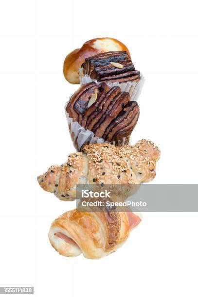 흰색 바탕에 다양한 패스트리와 빵의 사진 빵과 패스트리의 종류가 많이 있습니다 0명에 대한 스톡 사진 및 기타 이미지 0명 더미 빵 Istock
