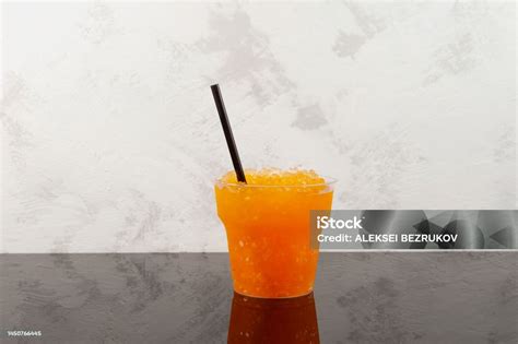 일회용 플라스틱 컵에 오렌지 그라니자도 측면도 상쾌한 슬러시 음료 아이스 음료 달콤한 감귤류 빙수 과일에 대한 스톡 사진 및 기타 이미지 Istock