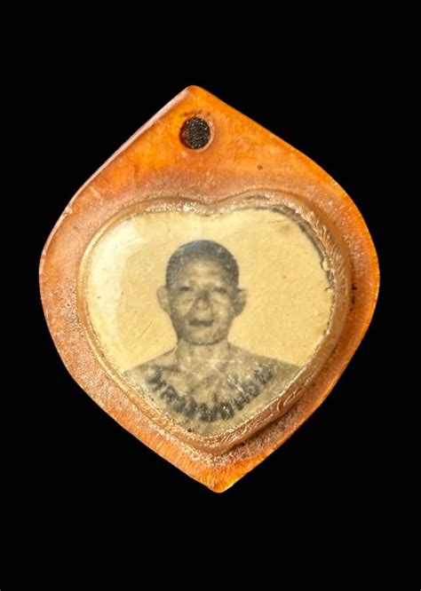 พระรูปถ่าย หลวงพ่อน้อย เลี่ยมรูปหัวใจ ด้านหลังมีเครื่องราง วัดเนินเวียง นครสวรรค์ Ennxo