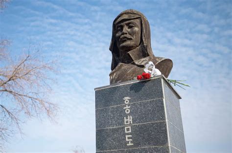 포토 카자흐스탄 크질오르다에 위치한 홍범도 장군 묘역 플래텀