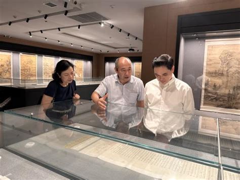 琼台师范学院党委书记吕治国一行参观我校博物馆 华中师范大学博物馆