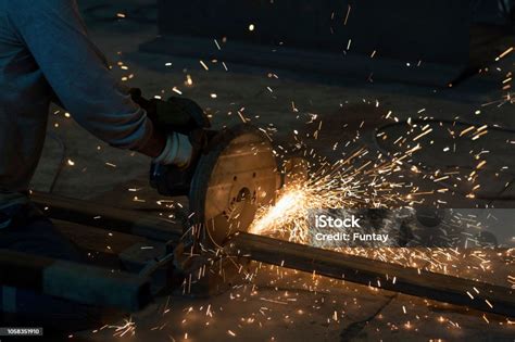 금속 노동자 원형 톱 기계와 철강 소재를 절단 하 고 불꽃 원형 톱 나무 벽돌 플라스틱 또는 금속 등 많은 재료를 절단 하기 위한 도구 이며 손으로 또는 기계에 탑재 될 수