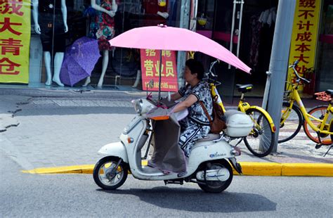 중국 베이징에서 커다란 분홍색 우산을 들고 차량을 운전하는 여성 거리에 대한 스톡 사진 및 기타 이미지 거리 관광 교통 Istock