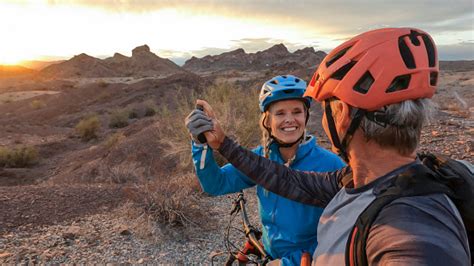 성숙한 산악 자전거 커플 은 일출에 사막 흔적에 일시 정지 생활 방식에 대한 스톡 사진 및 기타 이미지 생활 방식 노인 노인 커플 Istock