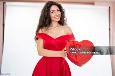 흰색 배경에 빨간 선물을 들고 빨간 드레스에 아름다운 여자 놀라움에 대한 스톡 사진 및 기타 이미지 놀라움 드레스 레저 활동 Istock