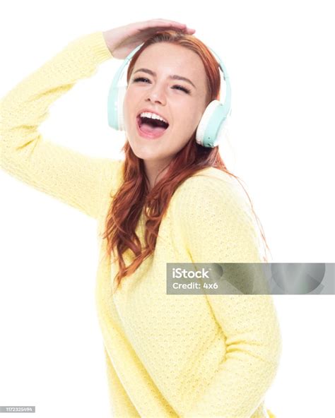 허리 까지 1819 세 아름 다운 빨간 머리 백인 젊은 여자 앞 흰색 배경 에 청바지 가디건 스웨터를 입고 미소 행복 쾌활 한