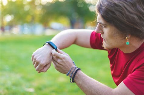 천년 젊은 성인 남성 야외 운동 기술 공공 공원에서 피트 니스 추적기 확인 25 29세에 대한 스톡 사진 및 기타 이미지 25 29세 건강관리와 의술 건강한 생활방식