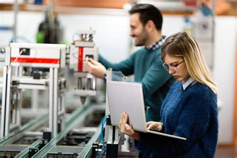 두 명의 젊은 잘생긴 이상의 엔지니어가 배정되었고 전자 부품 건강 검진에 대한 스톡 사진 및 기타 이미지 건강 검진 건강관리와 의술 공학 Istock