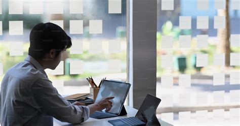 질서 정연한 작업장을 배경으로 현대적인 작업 테이블에 앉아 키보드 케이스가 있는 컴퓨터 태블릿을 사용타이핑하는 사업가의 사진 사진 Unsplash의 컴퓨터 키보드 이미지