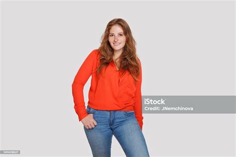 빨간 블라우스를 입고 긴 머리를 한 성공한 아름다운 여성이 하얀 스튜디오 배경에 카메라를 보고 있다 30 34세에 대한 스톡 사진 및 기타 이미지 Istock