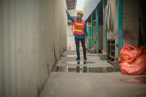 공장에서 주요 상태 제어를 검사하는 아시아 남자 기술자 노동자 35 39세에 대한 스톡 사진 및 기타 이미지 35 39세 강철 검사 보기 Istock