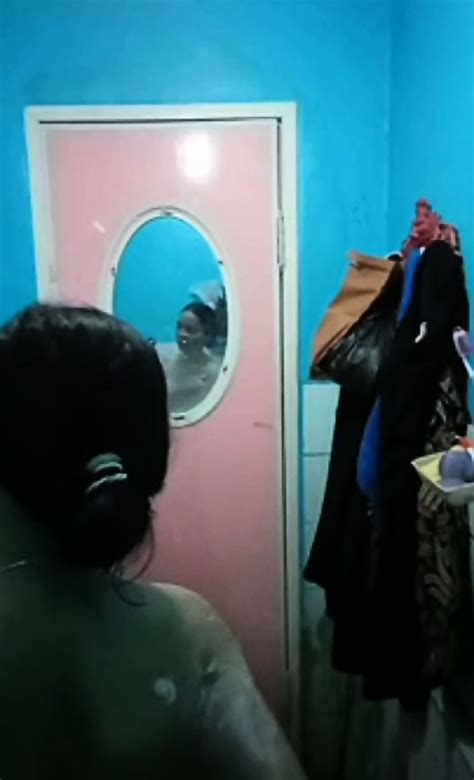 Ngintip Mahasiswi Mandi Dikosan 2 Eporner