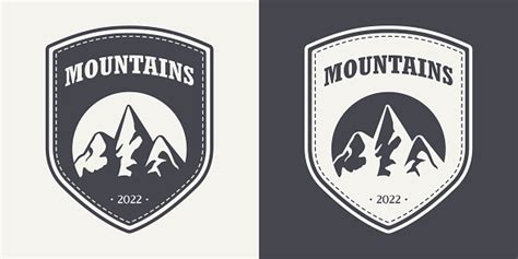 손으로 그린 산이있는 벡터 벤티지 라벨 2022 스키 리조트 하이킹 등산 산악 자전거 로고 세트 일러스트레이션 겨울 풍경 그리기 캠핑 디자인 0명에 대한 스톡 벡터 아트 및