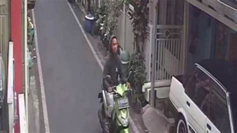 Begal Payudara Terekam Cctv Beraksi Di Jalan Kertosentono Malang Celahid