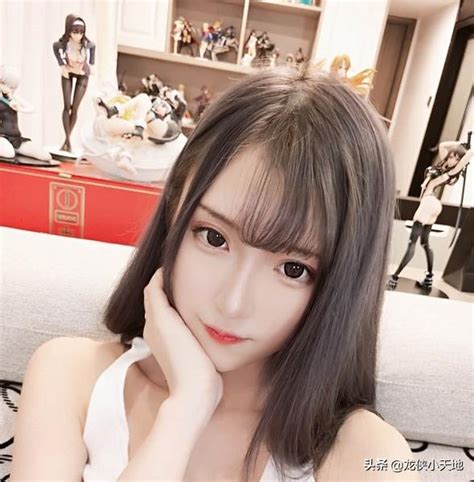 女主播挑戰超管權威？腐團兒穿睡衣直播，她們三個將絲襪套在頭上 每日頭條