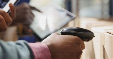 아프리카계 미국인 유통 창고 작업자 팔 스캔 골판지 상자 코드 물류 관리자는 창고의 화물 소포에 바코드 스캐너를 사용하여 재고가 있는 상품을 씹고 있다 사진