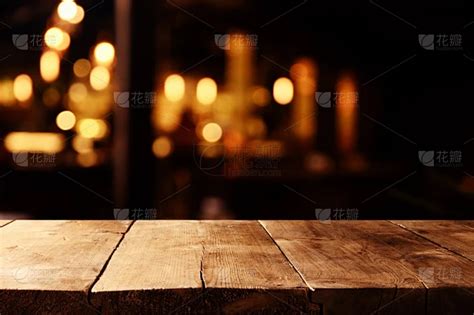 木桌的背景是抽象模糊的餐厅灯光素材 花瓣网