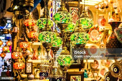 전통적인 밝은 장식 교수형 터키 램프 및 생생한 색상에 터키 파빌리온 지구촌 두바이 아랍 에미리트와 화려한 조명 0명에 대한 스톡 사진 및 기타 이미지 Istock
