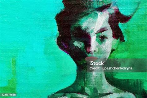 하늘의 푸른 색조의 배경에 동양 스타일의 헤어 스타일과 긴 검은 머리와 동쪽 수평 초상화 판타지 여자 얼굴의 예술 유화 문화의