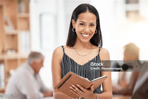 사무실에서 책을 읽고 메모를 하는 사업가의 초상화 노트북과 팀 또는 동료를 배경으로 일하는 행복하고 흑인이며 여성 리더 회의