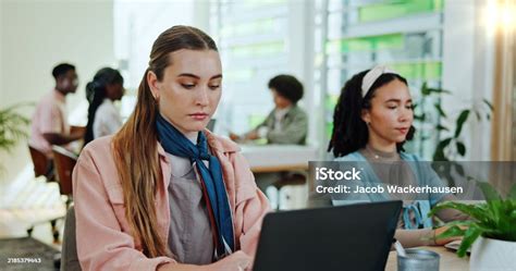 노트북 타이핑 및 온라인 검색 기사 및 창의적인 비즈니스 사람들을 위한 코워킹 스페이스의 여성 디지털 에이전시의 컴퓨터 책상 및 팀과 함께 사무실에서 기술 글쓰기 및 웹