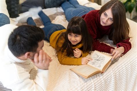 함께 시간을 보내는 가족 무료 사진