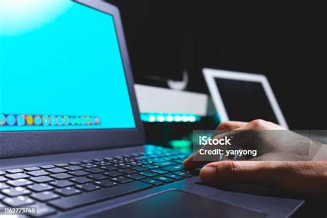 데스크톱 노트북 및 태블릿 컴퓨터로 주식을 거래하는 사업가 컴퓨터 키보드에 대한 스톡 사진 및 기타 이미지 컴퓨터 키보드 타자 치기 데스크탑 컴퓨터 Istock