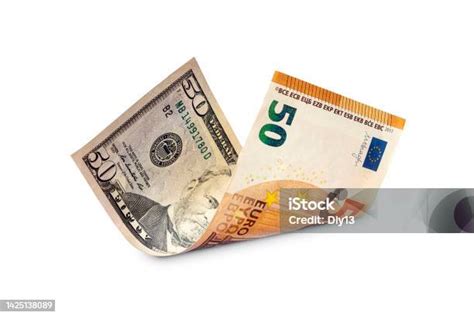 달러와 유로는 흰색 배경에 고립되어 있습니다 달러와 유로의 환율의 평등의 개념 하나의 지폐에 50 달러와 50 유로 부귀에 대한 스톡 사진 및 기타 이미지 Istock