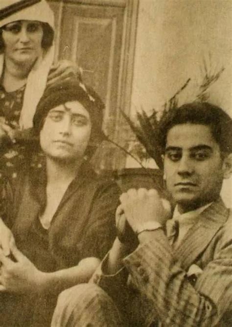 تعرف أيه عن أسمهان شاهد صور نادرة لها مع عائلتها عين