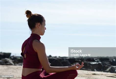 해변 모래에 요가를 연습 운동 여성의 수평 이미지 건강한 야외 생활의 개념 35 39세에 대한 스톡 사진 및 기타 이미지 35 39세 가냘픈 건강한 생활방식 Istock