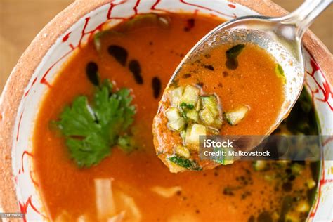 그릇에 가스파초 수프 전통 스페인 식 차가운 수프 순수 가스파초 또는 나무 테이블에 가스파초 가스파초에 대한 스톡 사진 및 기타 이미지 Istock