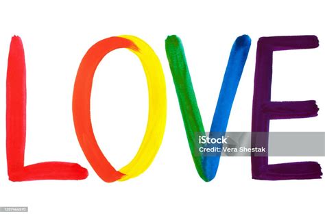 흰색 배경에 무지개 색으로 손으로 그린 수채화 단어 Love 손으로 쓴 편지 Lgbt 자부심 플래그 색상 Lgbtq 커뮤니티 기호 기호 게이 레즈비언 등 예술 디자인 요소