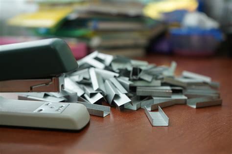 나무 테이블에 스테이플러에 대한 많은 클립 테이블에 종이 클립의 무리와 스테이플러 고급에 대한 스톡 사진 및 기타 이미지 고급 고정됨 교육 Istock