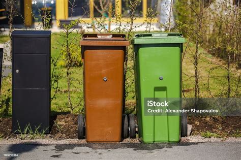 검은 우체통 근처의 유기 및 비 유기농 쓰레기 분류에 대 한 일반적인 쓰레기 용기의 보기를 닫습니다 환경 개념입니다 스웨덴에 대한 스톡 사진 및 기타 이미지 Istock