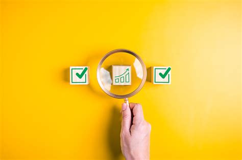 나무 블록에 그래프 및 확인 표시 아이콘 비즈니스 전략 계획 관리 비즈니스 프로세스 및 워크 플로우 개발 비즈니스 목표 달성을위한 품질 관리 평가 개발에 대한 스톡 사진 및