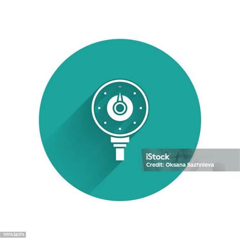 긴 그림자로 격리 된 화이트 모터 가스 게이지 아이콘 빈 연료 미터 전체 탱크 표시 녹색 원 버튼입니다 벡터 일러스트레이션 0명에 대한 스톡 벡터 아트 및 기타 이미지