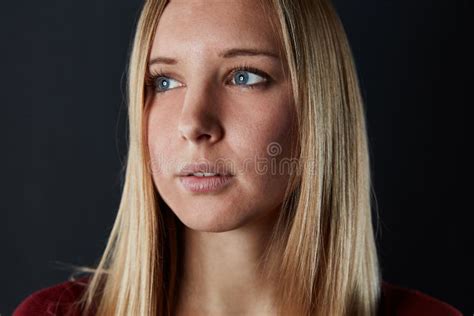 De Jonge Mooie Blonde Vrouw Kijkt Aan De Kant Stock Foto Image Of