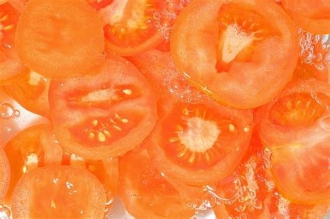 물 배경에 빨간 토마토 조각의 클로즈업 보기 유리 벽에 매크로 거품이 있는 냉각 식물성 음료의 질감 평면 디자인 0명에 대한 스톡 사진 및 기타 이미지 Istock