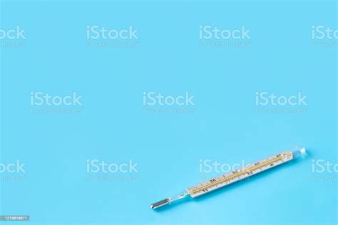 파란색 배경에서 체온을 측정하기위한 유리 온도계 공간을 복사합니다 텍스트 삽입을 위한 빈 공간 감기와 독감에 대한 스톡 사진 및 기타 이미지 Istock